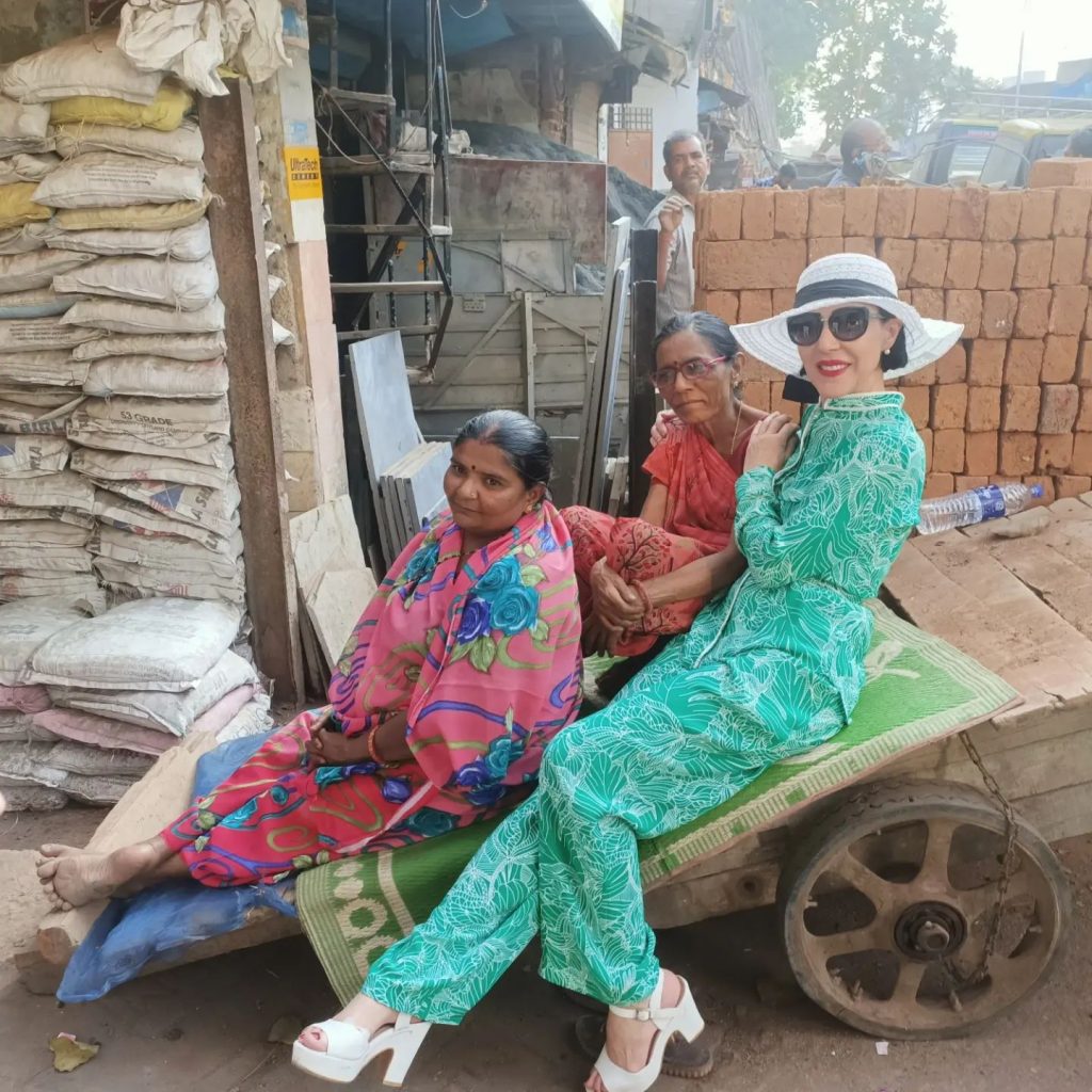 Dhobi Ghat & Dharavi Slum Tour with Local Train Ride